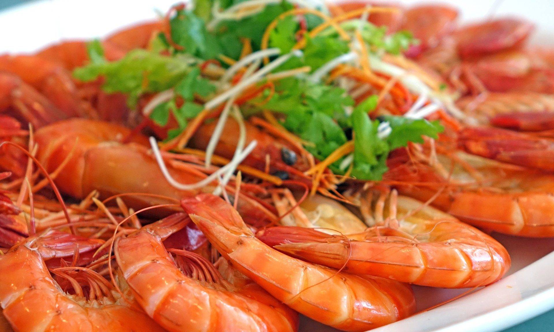 Cách luộc tôm thơm ngọt, đỏ au với bí quyết cực đơn giản - BepXua