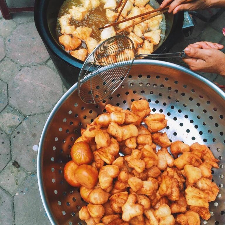 Làm bánh quẩy đùi gà cho trẻ ăn vặt ngày cuối tuần - BepXua