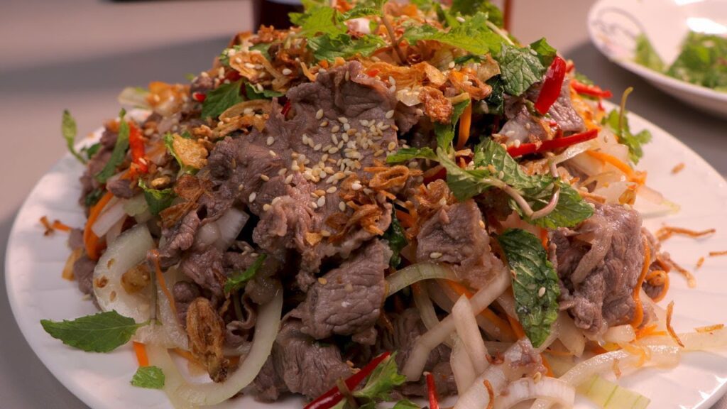 Bí quyết làm gỏi bắp bò trộn hành tây mềm ngọt và thơm - BepXua