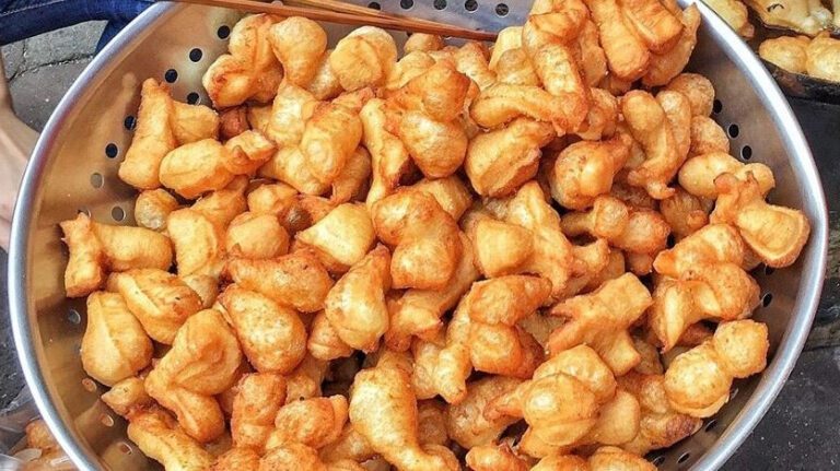 Làm bánh quẩy đùi gà cho trẻ ăn vặt ngày cuối tuần - BepXua