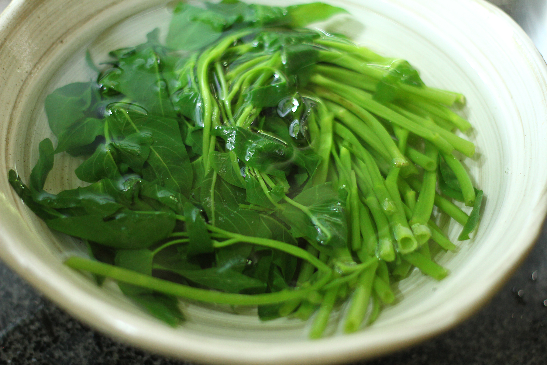 4 bước cho món rau muống xào thịt bò thơm ngon, rau xanh giòn, không bị ...