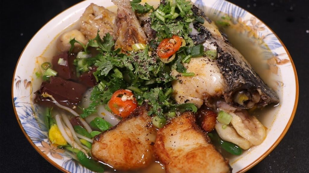 Nấu bánh canh cá lóc cùng nấm rơm, huyết hấp thơm ngon tuyệt vời - BepXua